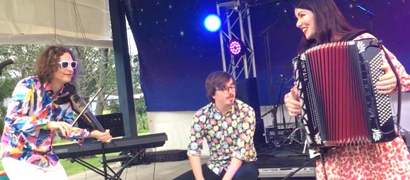 Tracey Collins Entertains at Katikati Twilight Festival – New Zealand ...