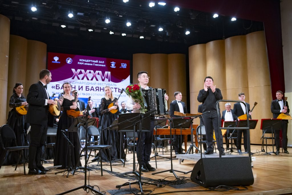 Chinese Accordionist Cao Ye Performs "Viva Voce" - Moscow, Russia ...